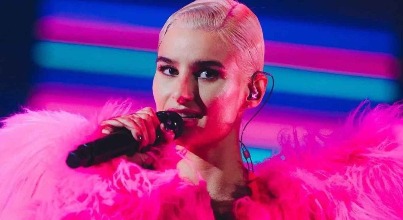 Beatrice Quinta da ''X Factor'' allo spogliarello integrale in metro