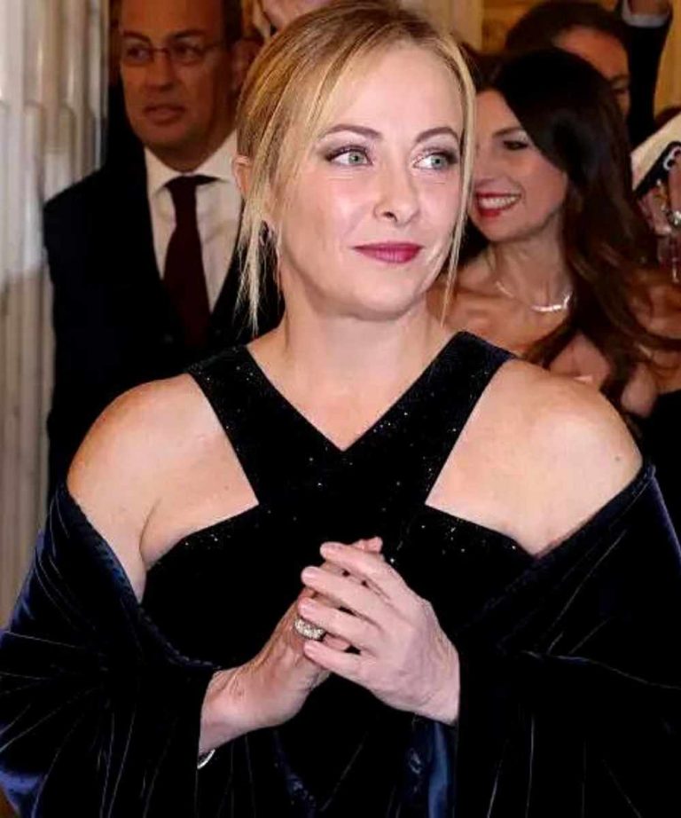 Giorgia Meloni a ''La Scala'' di Milano: il suo look elegante non é ...