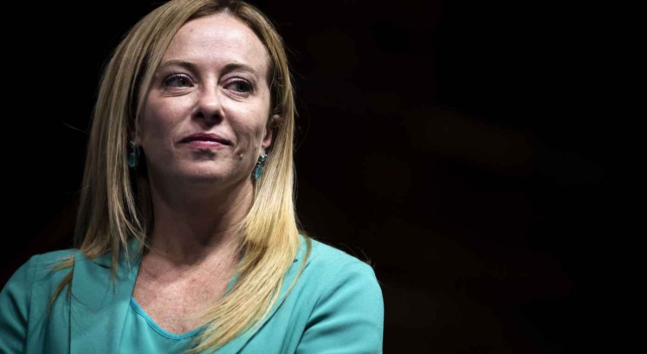 Giorgia Meloni a ''La Scala'' di Milano: il suo look elegante non é ...