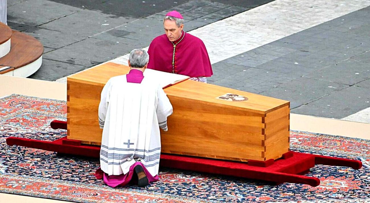 Papa Ratzinger, ecco cosa c'é dentro la sua bara: ogni oggetto ha un ...