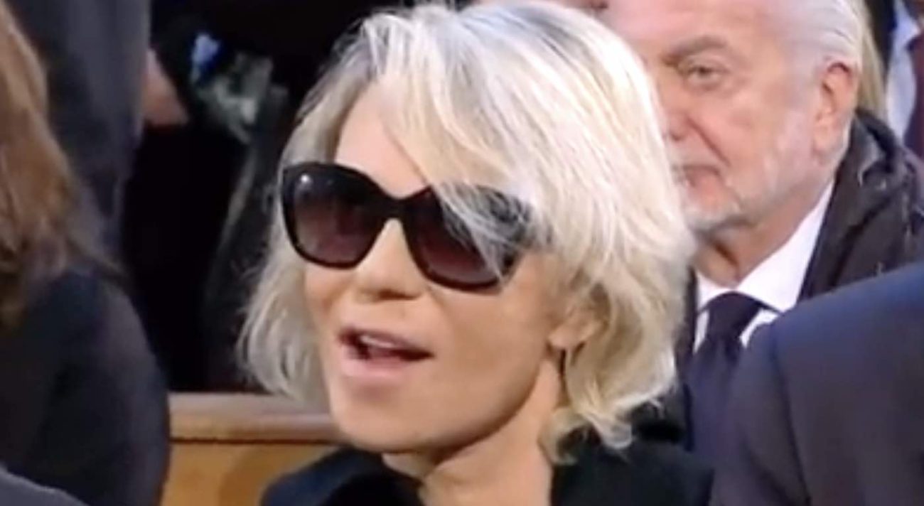 Maria De Filippi, un tenue sorriso ai funerali di Costanzo: é ''colpa ...