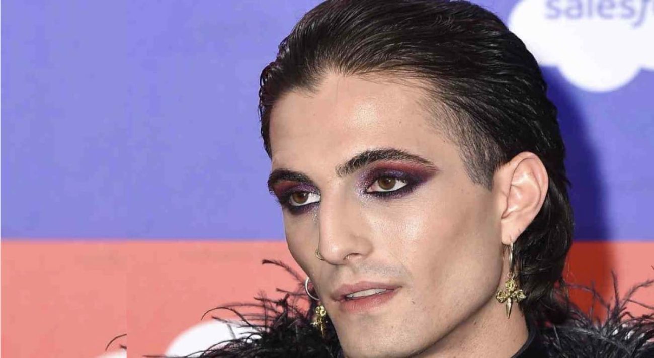 Damiano David, la foto che infiamma il web: nudo e con uno spinello. La ...