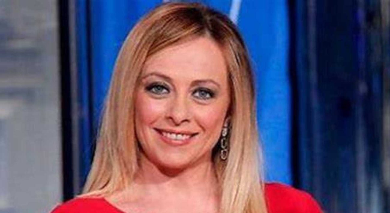 Giorgia Meloni, la foto in costume scatena le polemiche: critiche e ...