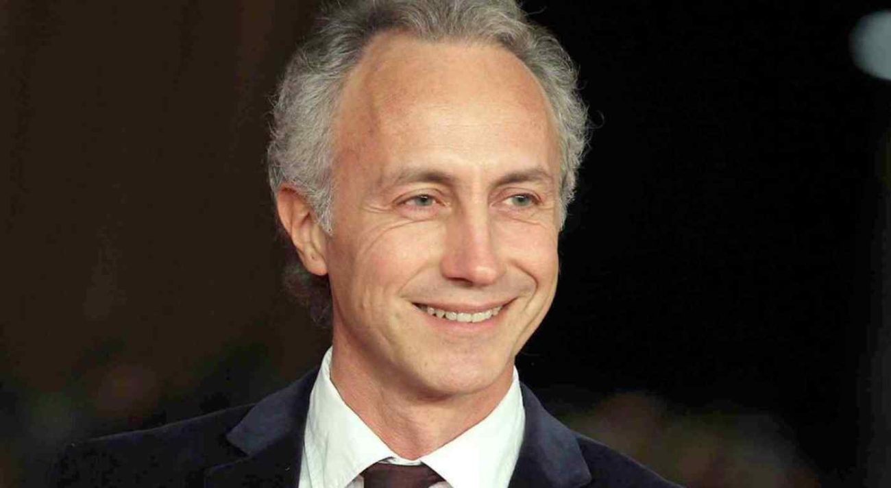 Marco Travaglio e il bacio alla famosa giornalista. La foto che ...