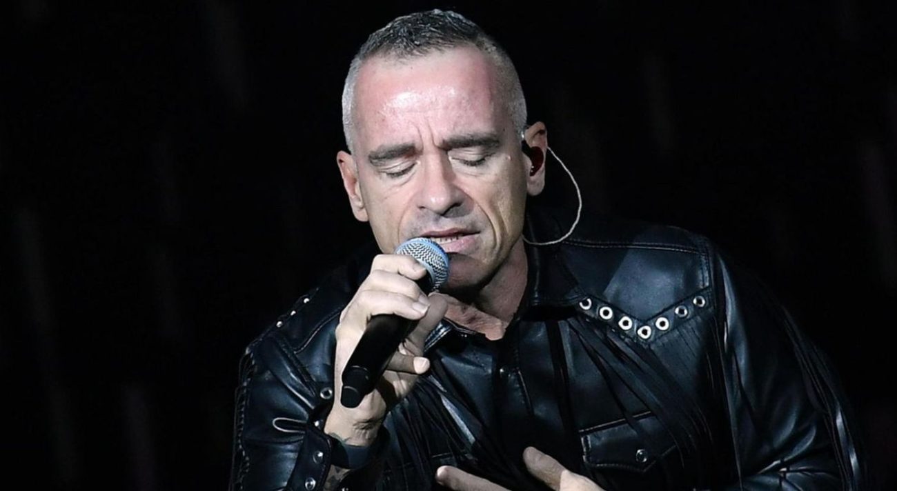 Eros Ramazzotti, il gesto durante il concerto fa esplodere un polverone ...